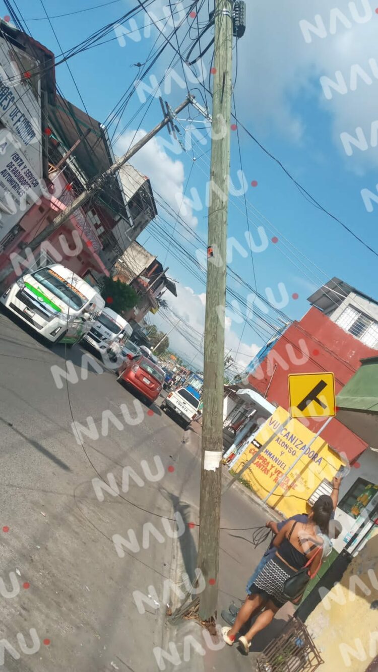 Poste de Telmex está a punto de caer - NAU Noticias A Tiempo Universales